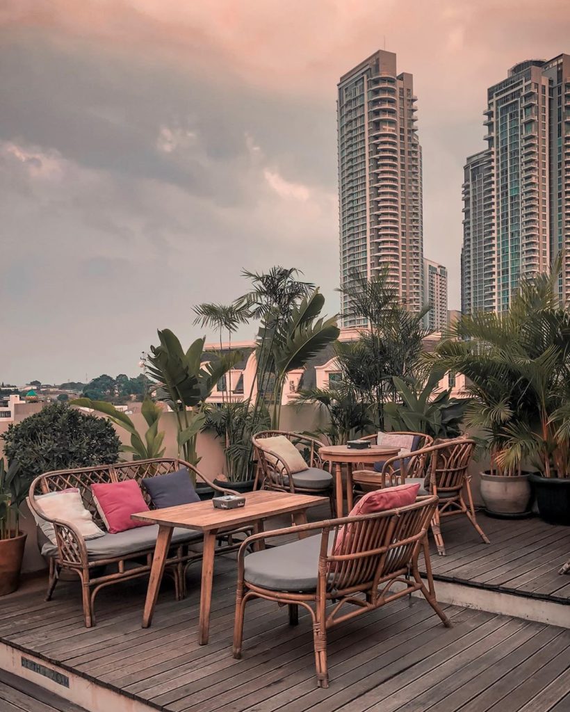 8 Jakarta Rooftop Bars To Bask In Moonlight After Sitting Indoors Too Long