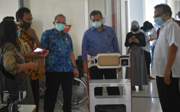 Undip Uses Robots For Remote Graduation Ceremony, Grads Get Degrees ...