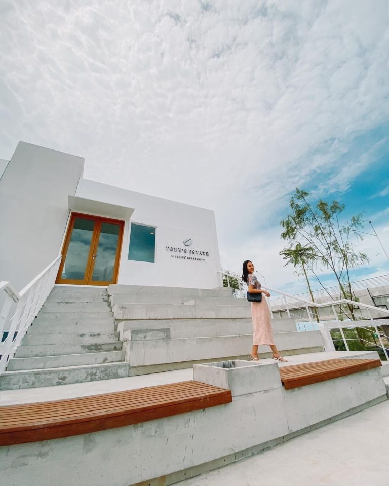 GIOI By The Farm In PIK Sits Inside A Lovely Sunflower Garden