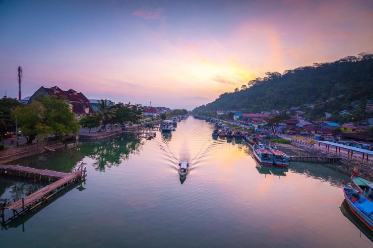 8 Padang Attractions To Visit, Including Beaches, The Grand Mosque ...